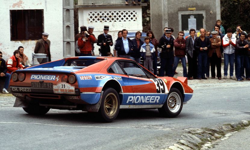 Une voiture de rallye Ferrari