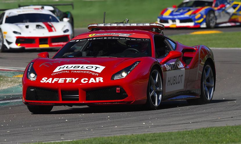 Notas de seguridad: la historia de los safety cars de Ferrari