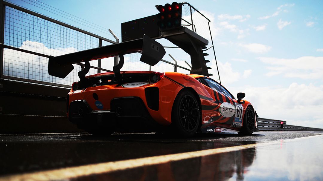One Ferrari in GT Cup at Donington